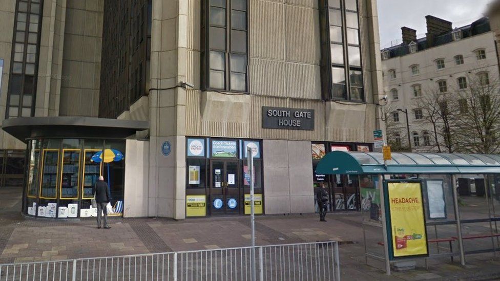 Gwahardd rheolwr cartref gofal plant yn Abertawe - BBC Cymru Fyw