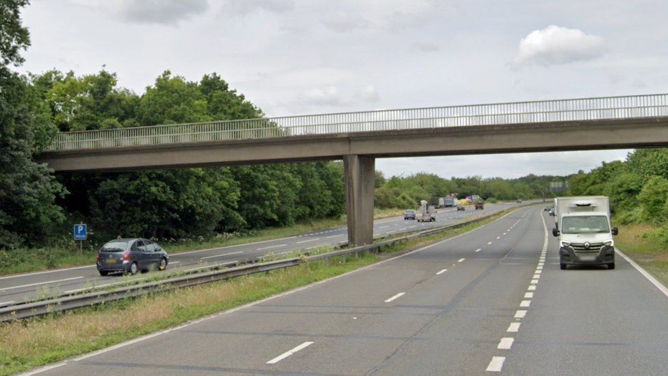 Swanley: Police appeal after man dies in A20 crash - BBC News