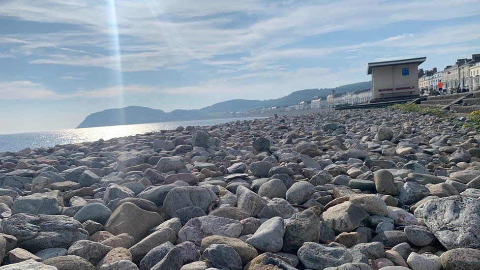 Traeth tywod i helpu i atal llifogydd yn Llandudno? - BBC Cymru Fyw