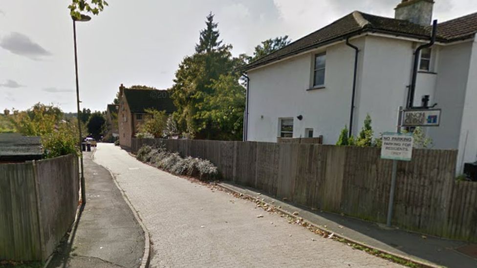 Murder inquiry after man dies in Barnet fire - BBC News