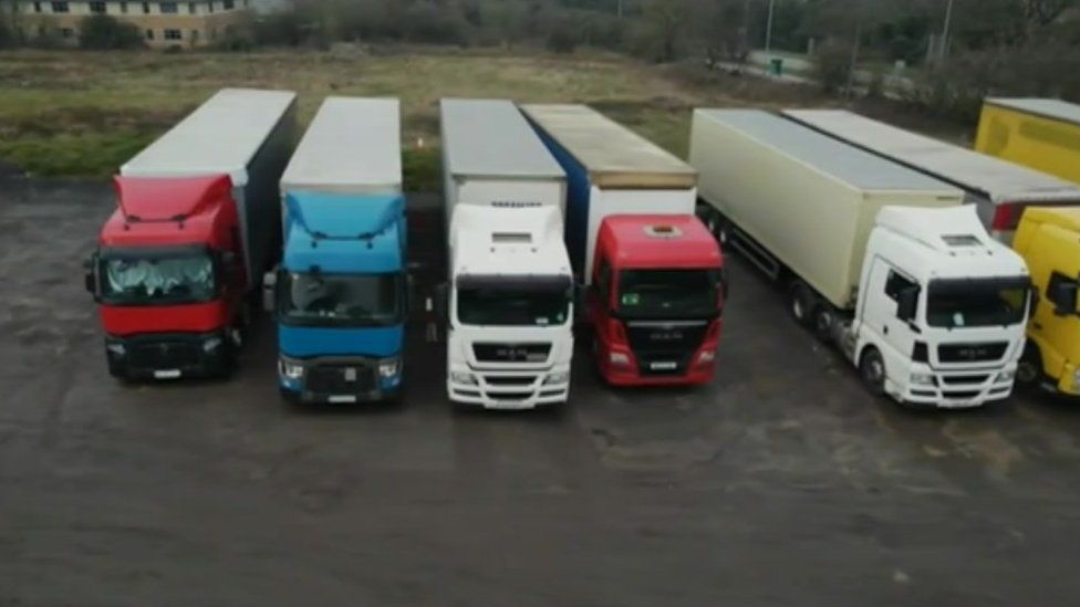 Ukraine: Leicestershire truck park helps stranded drivers - BBC News