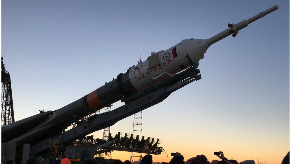 Tim Peake: Rocket rolled to launch pad - BBC News