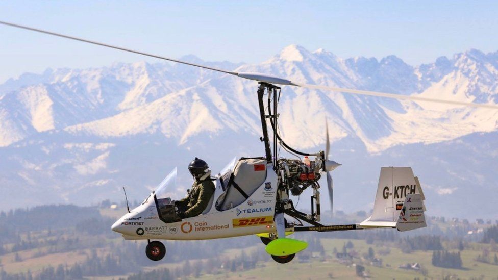 Adventurer circumnavigates the world in gyrocopter - BBC News