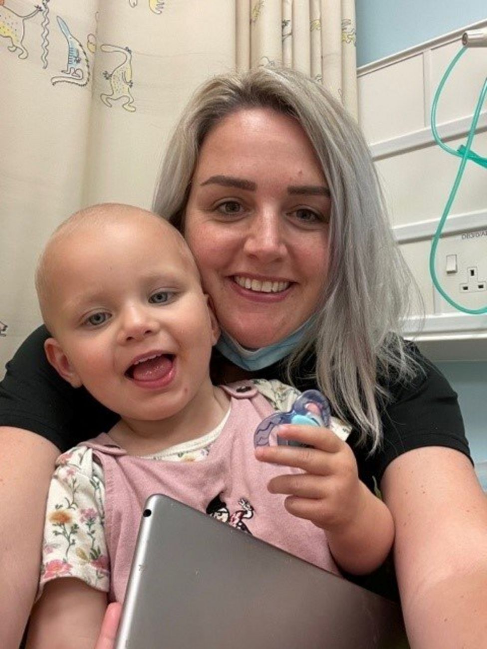 ‘Y caredigrwydd sydd yna yn ystod y cyfnodau mwyaf tywyll’ - BBC Cymru Fyw