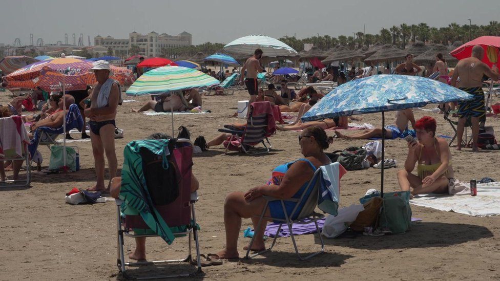 Treth ar dwristiaid: Sut mae'n gweithio dramor? - BBC Cymru Fyw