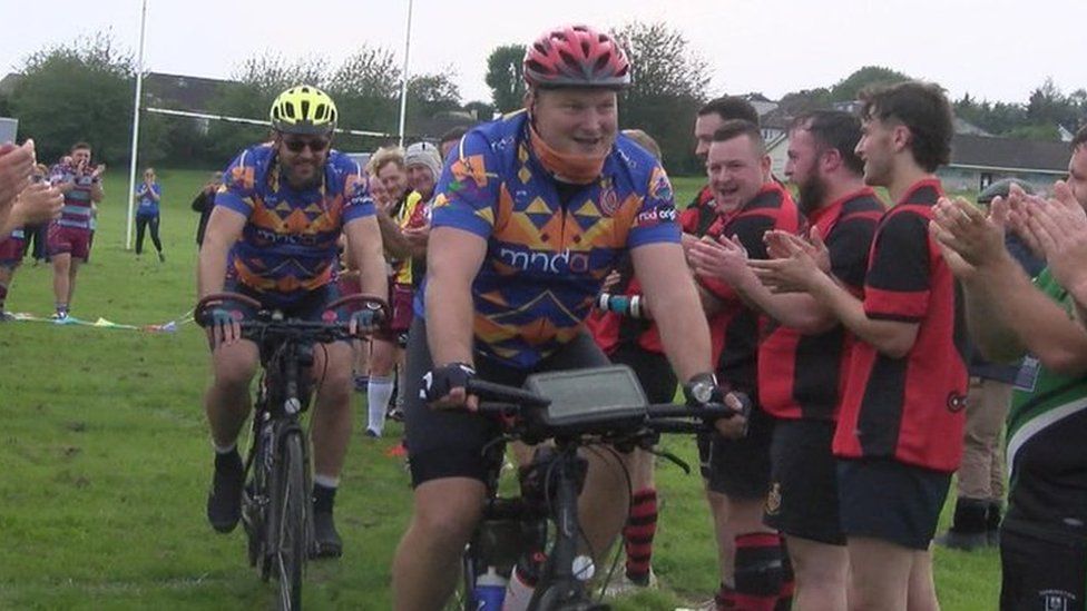 Rugby team-mates complete Premiership clubs cycling challenge - BBC News