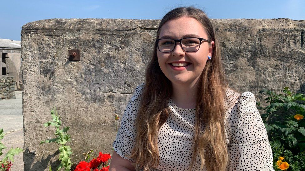 Poeni am effaith Covid-19 ar brentisiaethau i'r ifanc - BBC Cymru Fyw