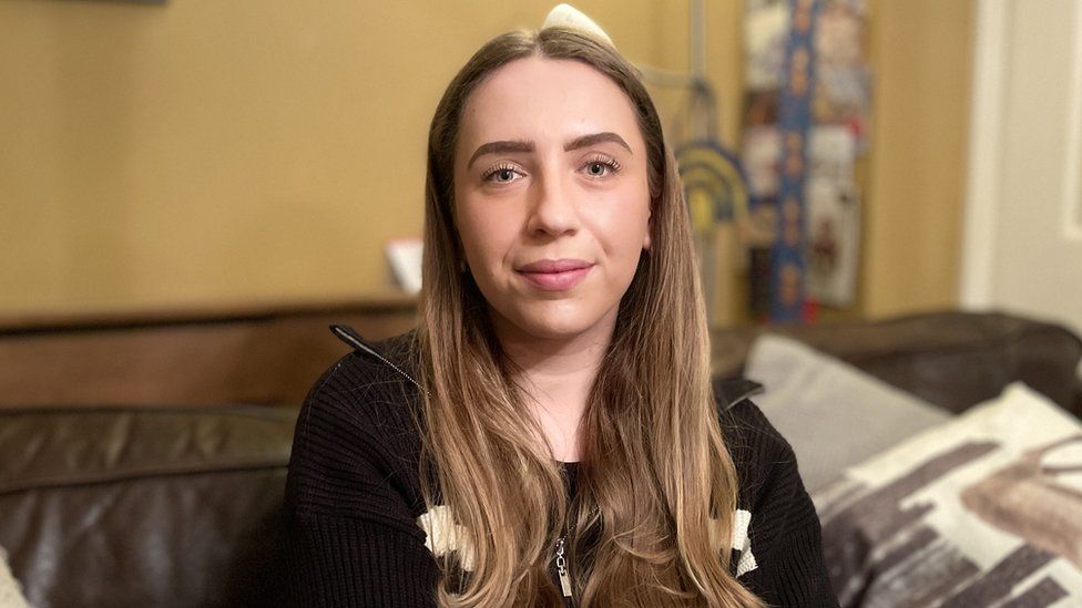 Ukraine war: Young refugees reflect on their lives in London - BBC News