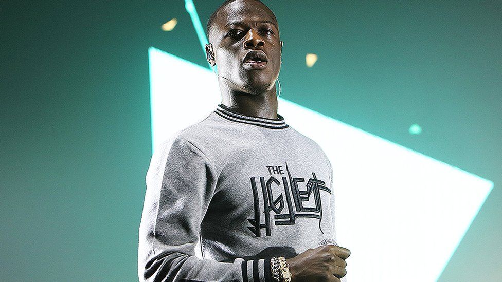 J Hus performs with Drake after jail term for carrying knife - BBC News