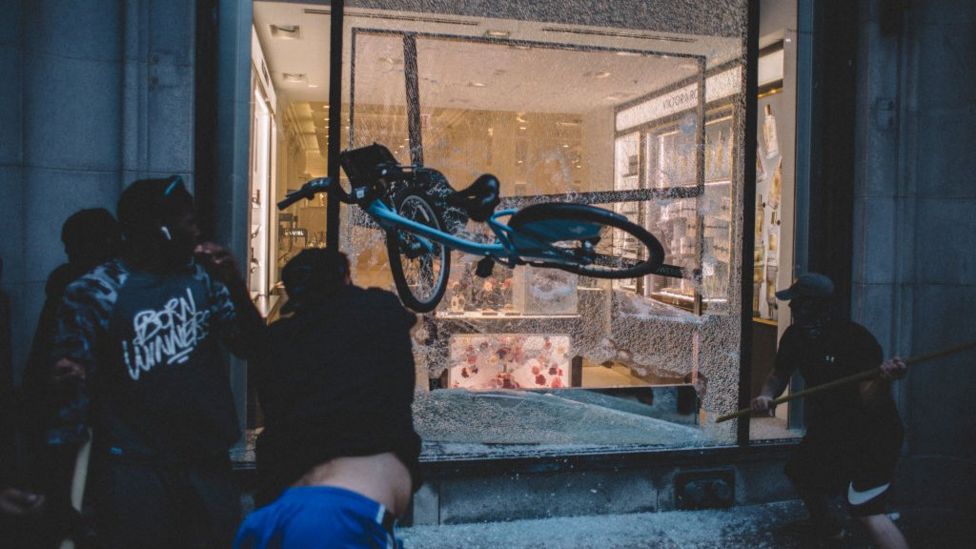 Chicago rapper FBG Duck killed in brazen daytime shopping attack - BBC News