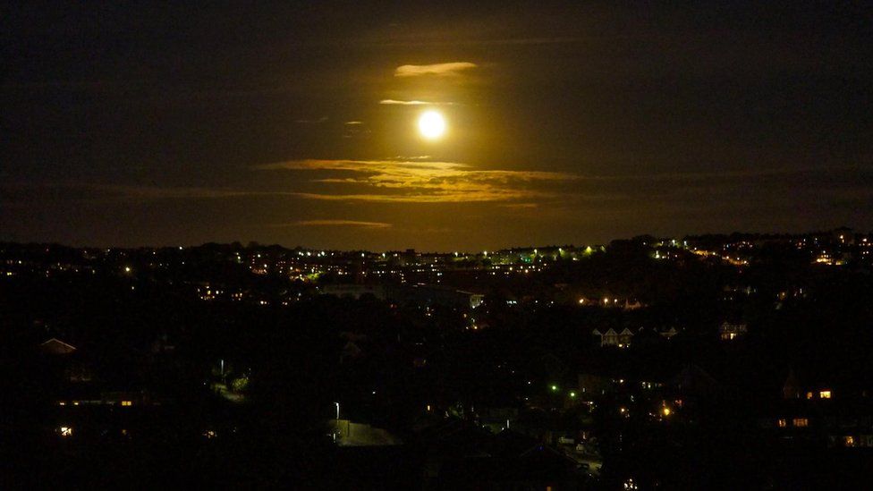 Ring around the moon? Rain real soon - BBC Weather