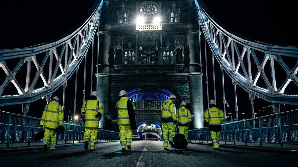 Laindon abseilers give Tower Bridge walkways 'extreme clean' - BBC News