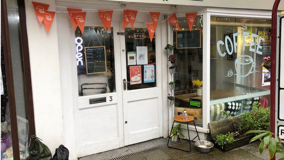 Cornwall cafe offers grief support to help bereaved - BBC News