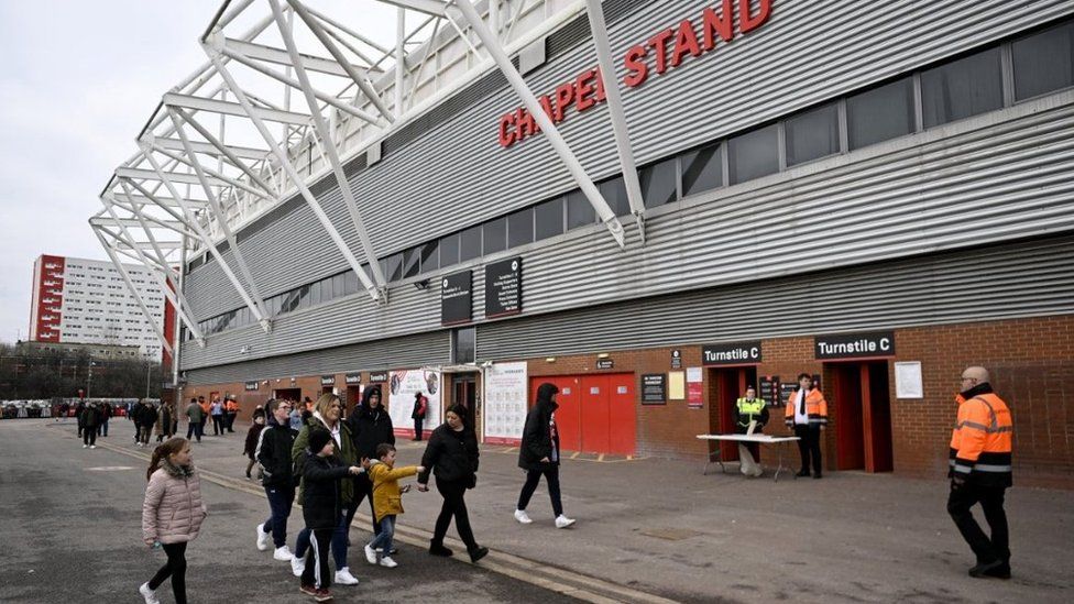 Southampton trials park and ride for football fans - BBC News