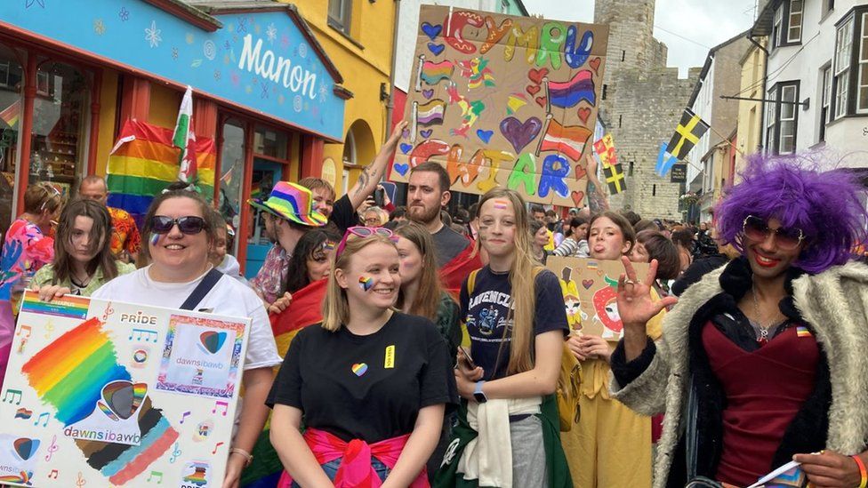 Pride: 1,000 yn gorymdeithio drwy Gaernarfon - BBC Cymru Fyw
