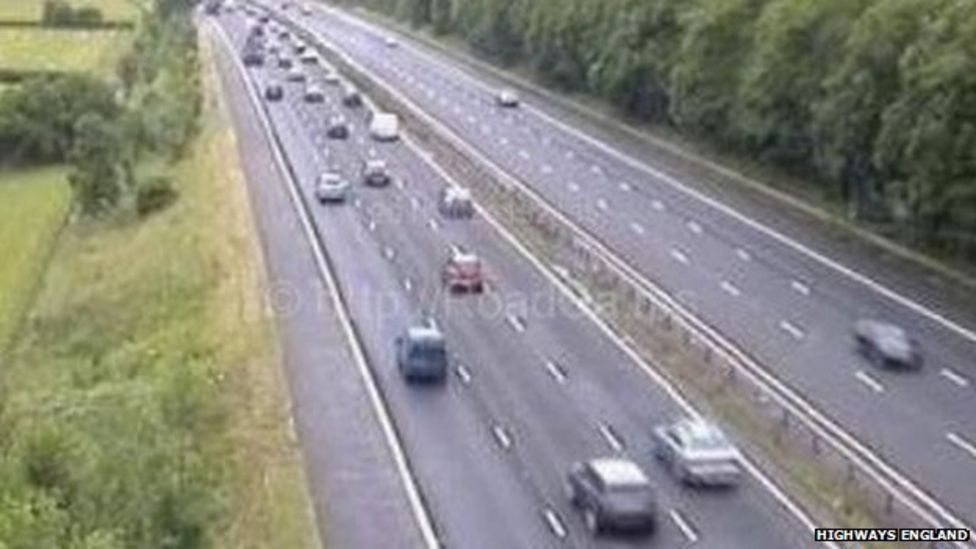 Man dies as cars and lorries crash on M40 in Warwickshire - BBC News