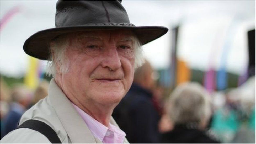 Wales' former national poet Gwyn Thomas dies - BBC News