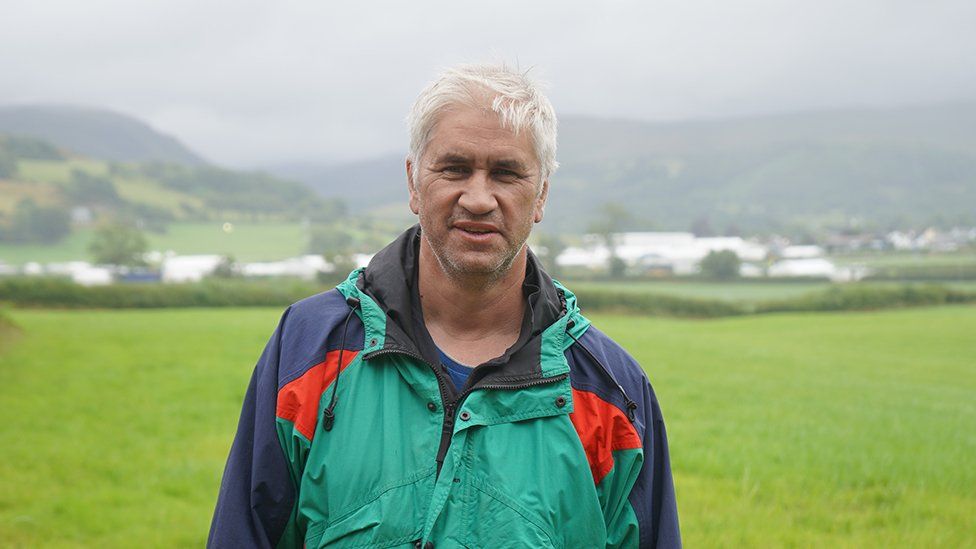 Y fferm yn Nhregaron sy'n hunangynhaliol o ran ynni - BBC Cymru Fyw