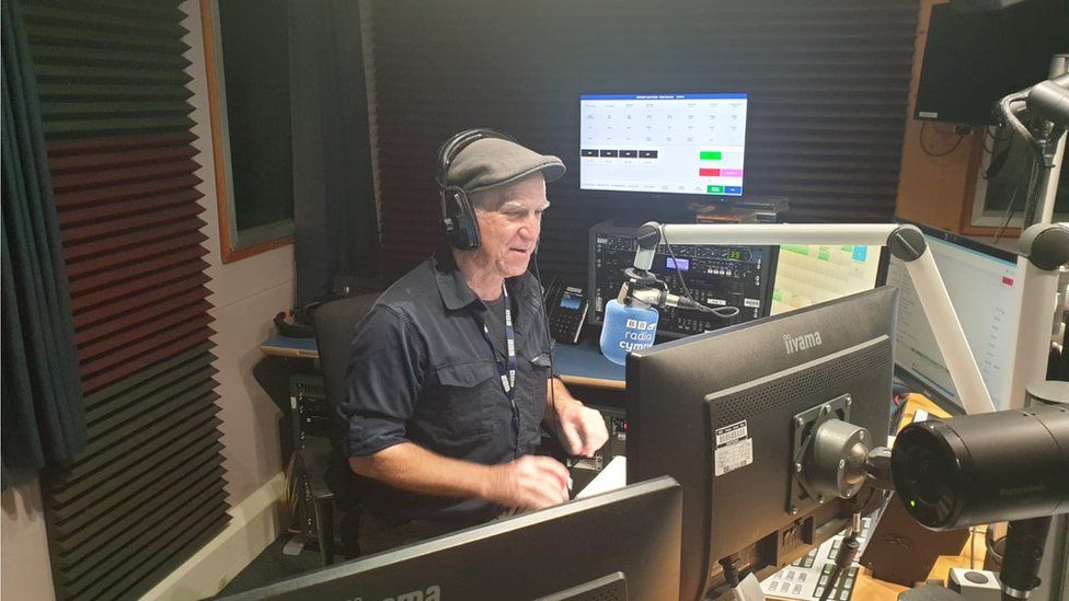 Musician Rhys Mwyn's transient global amnesia struggle - BBC News