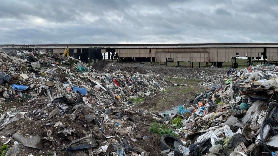 Kiveton Park: Rotherham industrial waste fire a 'real challenge' - BBC News