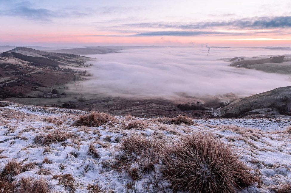 Mam Tor: Apps and social media draw crowds to cloud inversion - BBC News