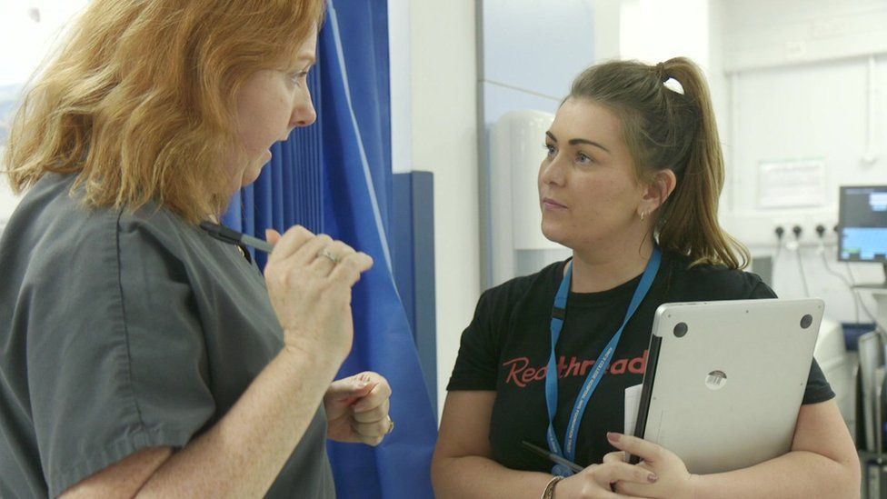 The non-medics in A&E fighting the effects of knife crime - BBC News