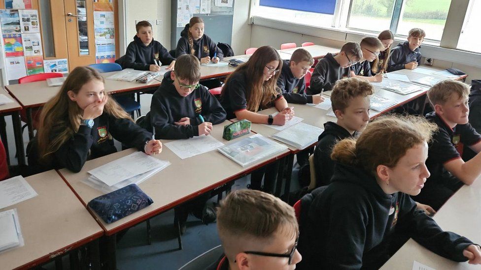 'Trychinebus' bod cyn lleied yn astudio ieithoedd tramor - BBC Cymru Fyw