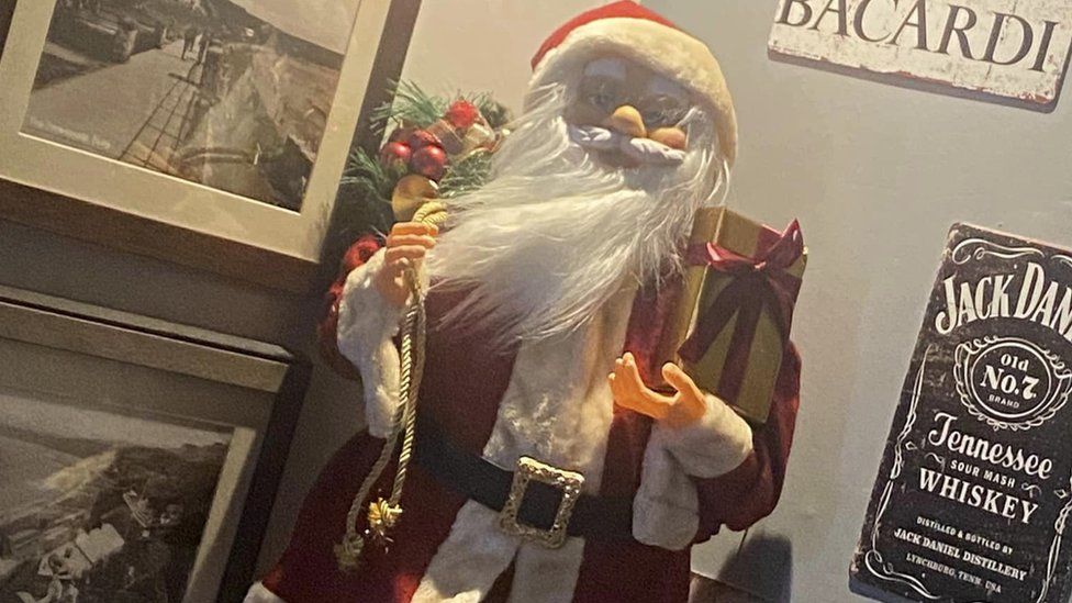 Filey pub 'inundated' after Christmas decorations appeal - BBC News