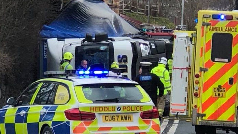 Lorry crashes into railway bridge in Newtown, Powys - BBC News