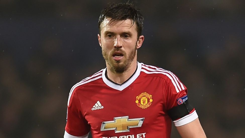 Michael Carrick agrees new Manchester United contract - BBC Sport