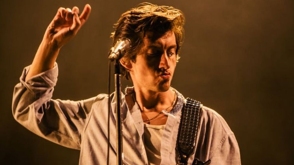 Taylor Swift breaks Arctic Monkeys chart-topping streak - BBC News