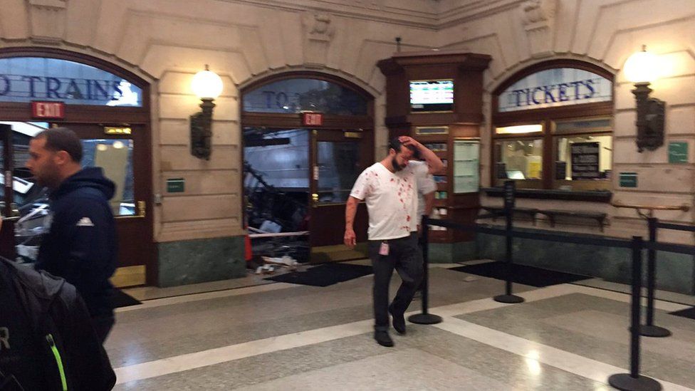 Witnesses describe US train crash 'chaos' - BBC News