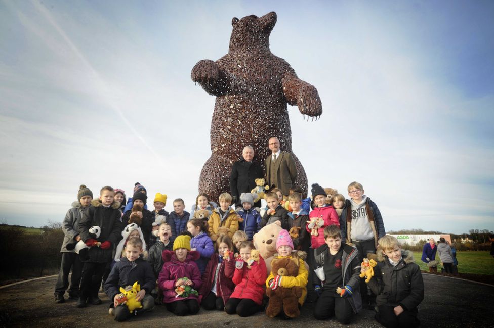 Bear sculpture to honour John Muir unveiled in Dunbar - BBC News