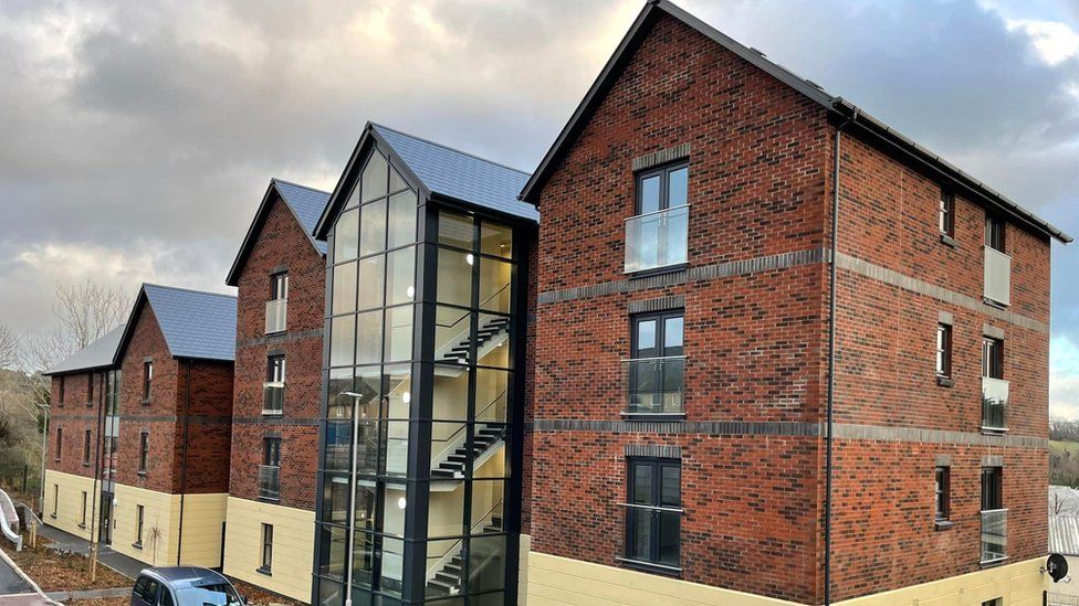 Keys to new eco-friendly Braddan flats complex handed over - BBC News