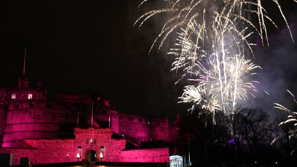 Edinburgh fireworks bring in the new year in spectacular style - BBC News