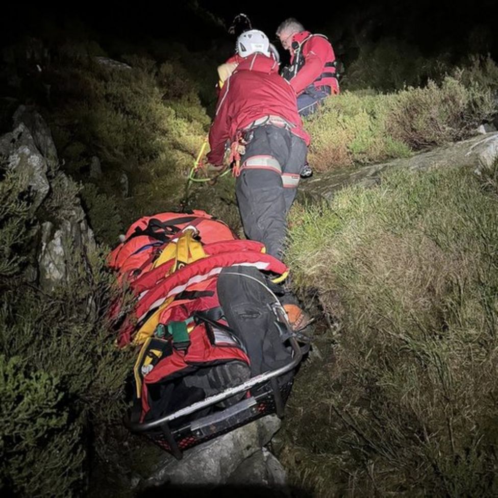 Bachgen 14 oed wedi disgyn 60 troedfedd ar Tryfan - BBC Cymru Fyw