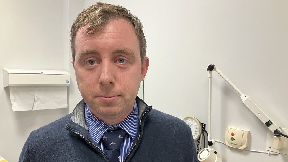 Cyffur 'rhyfeddol' canser y coluddyn yn 'chwyldro' - BBC Cymru Fyw