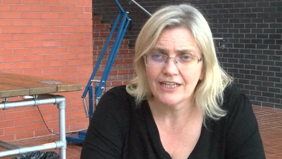 Brexit 'yn bygwth' prosiectau ieithoedd lleiafrifol - BBC Cymru Fyw