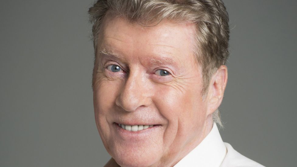 Michael Crawford surprises audience at Phantom of the Opera - BBC News