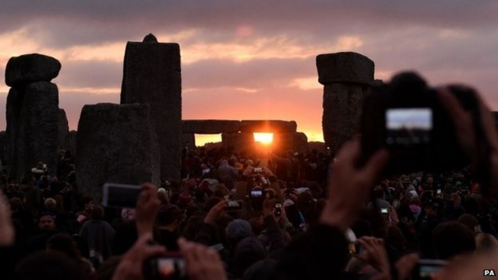 In pictures: Thousands mark summer solstice at Stonehenge - BBC News
