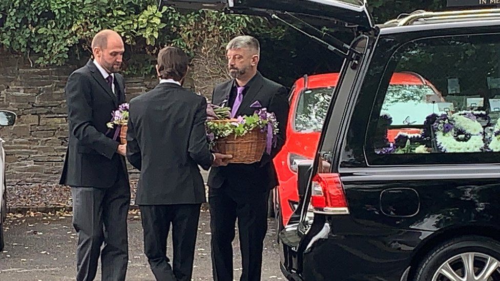 Cwest: Mabli Hall mewn coets adeg gwrthdrawiad angheuol - BBC Cymru Fyw