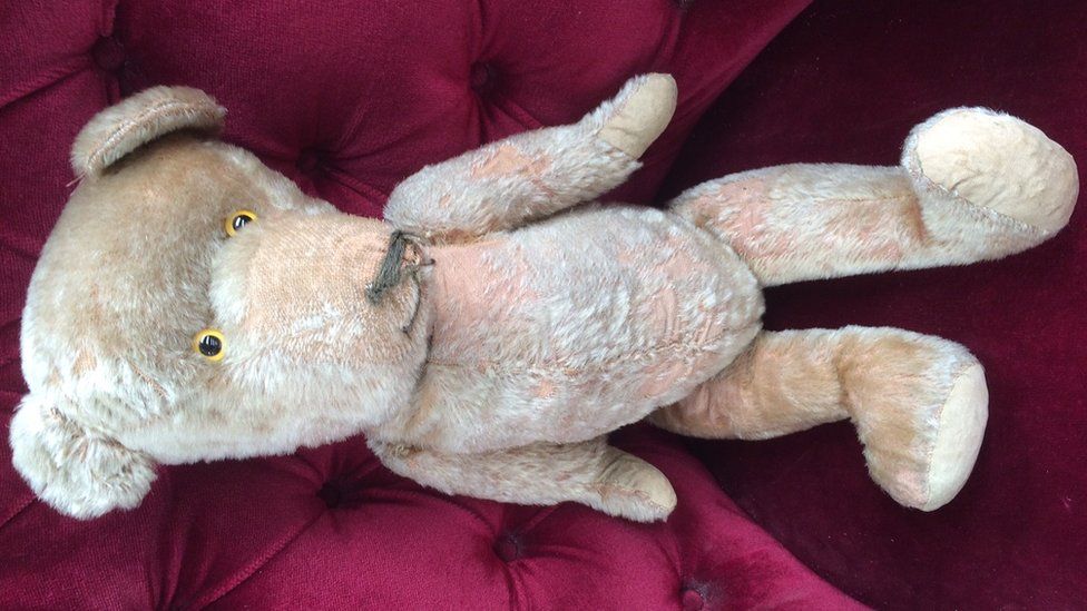 World War Two teddy bear sells for £4,000 at auction - BBC News