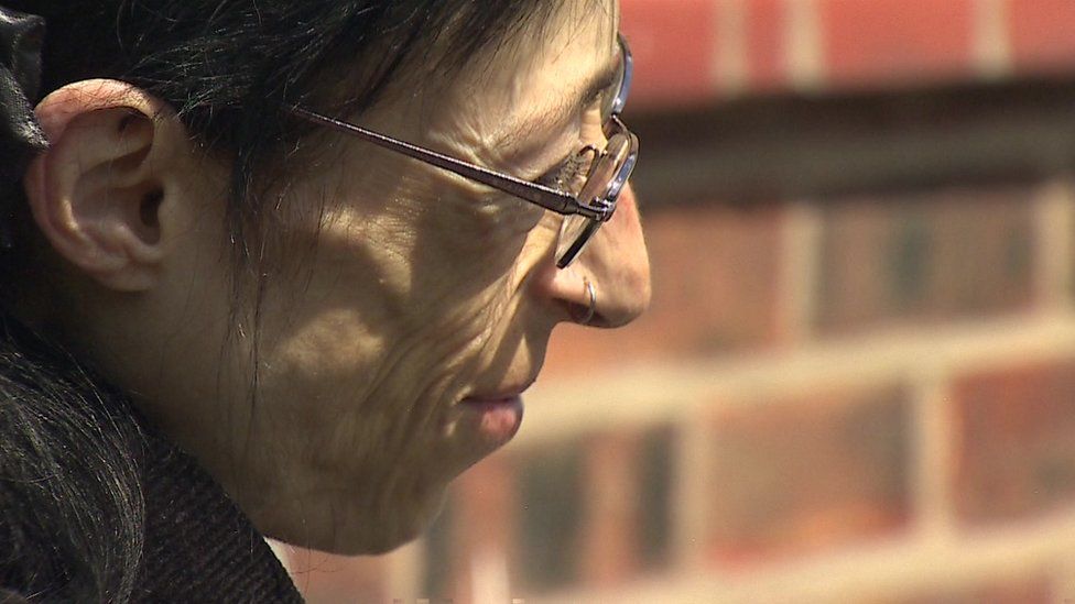 Dioddefwr anorecsia yn erfyn am driniaeth arbenigol - BBC Cymru Fyw