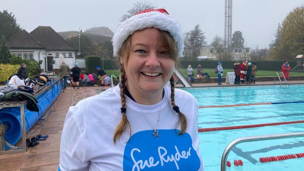 Gloucestershire hospice team complete 'exhilarating' challenge - BBC News