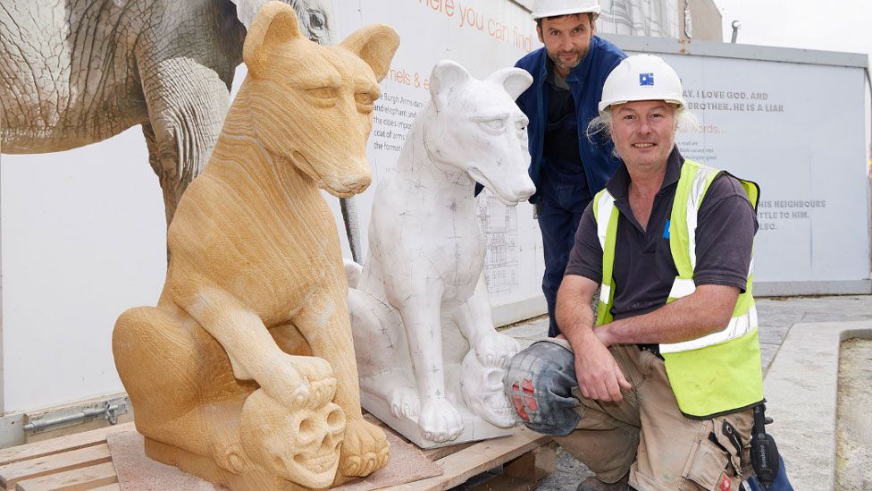 Wraps aff: Covering removed from Inverness Town House - BBC News