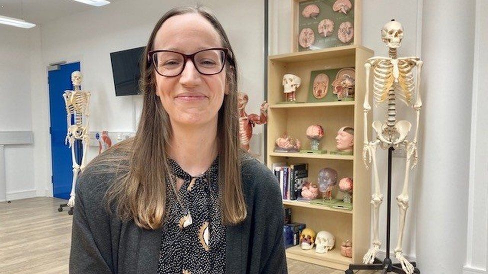 Modd cwblhau gradd meddygaeth lawn ym Mangor o 2024 - BBC Cymru Fyw