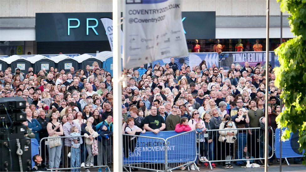 Coventry City of Culture: Aerial acrobatic show wows the crowds - BBC News