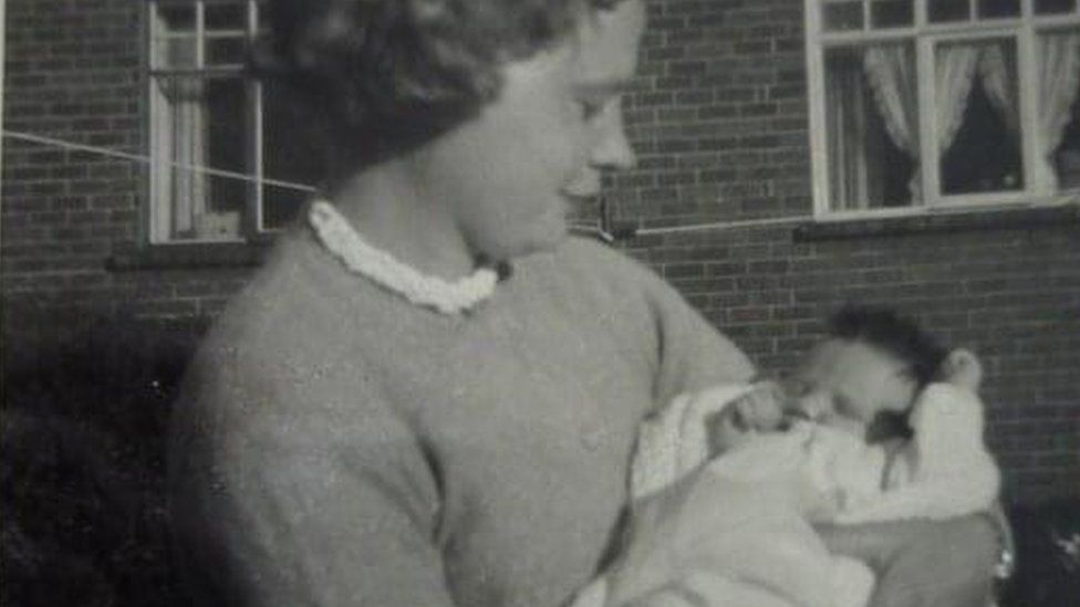 Leicester lockdown keeps mum from daughter with cancer - BBC News