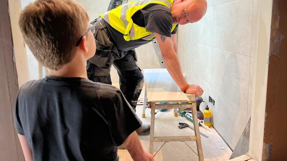 Volunteers adapt home for 10-year-old amputee Luke Mortimer - BBC News