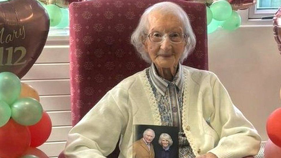 Mobile phones are a menace to the young, 109-year-old says - BBC News